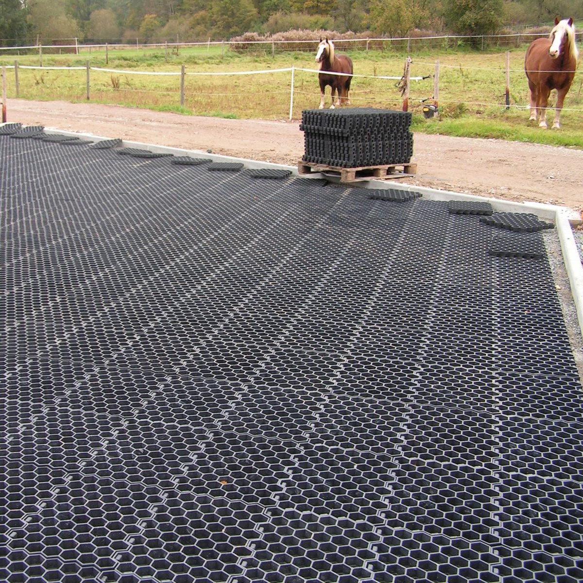 Hahn Paddock Slab – Luxury Lawns Artificial Grass